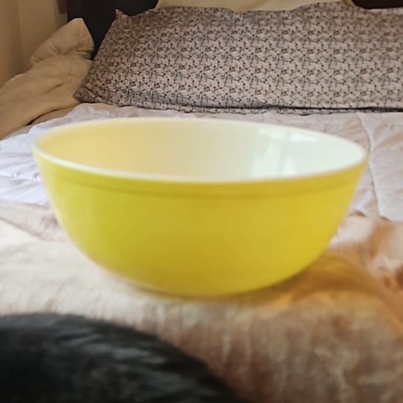 Pyrex | Kitchen | Pyrex Vintage Large 44 4 Quart Yellow Mixing Bowl ...